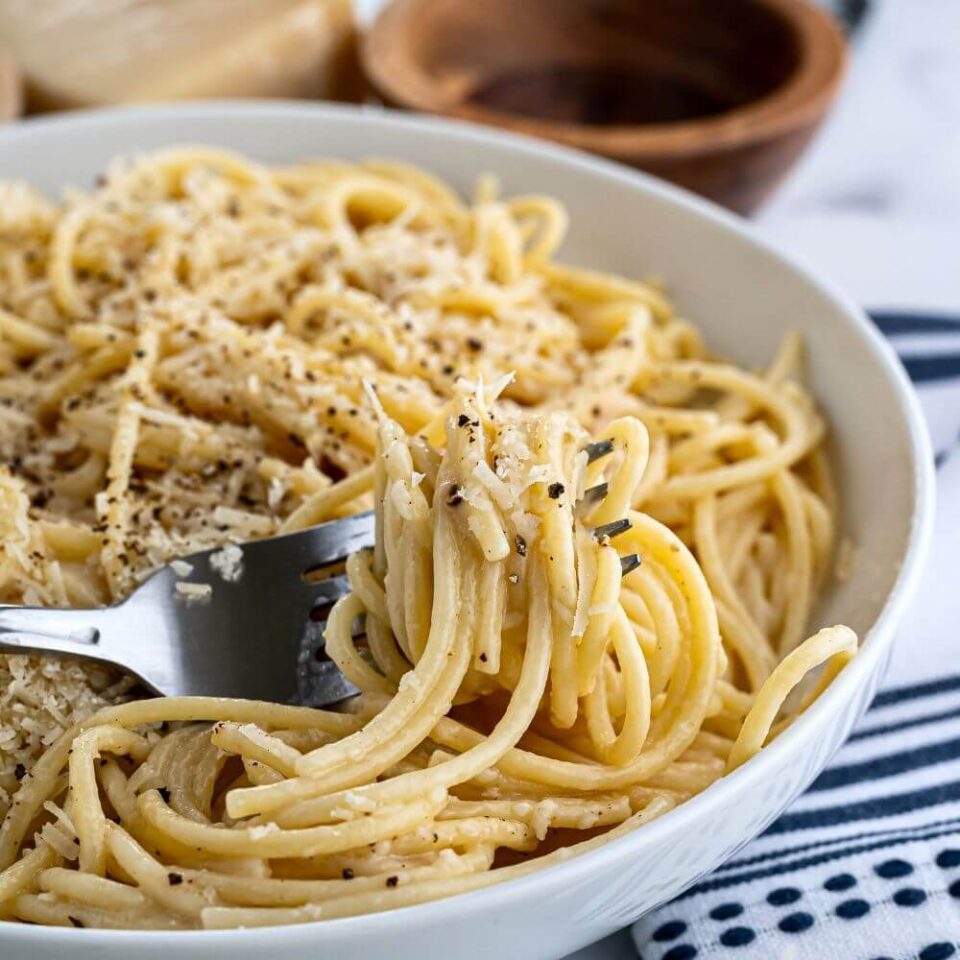 Quick and Easy Cacio e Pepe: Authentic Taste with Just 4 Ingredients! - Yummy and fully